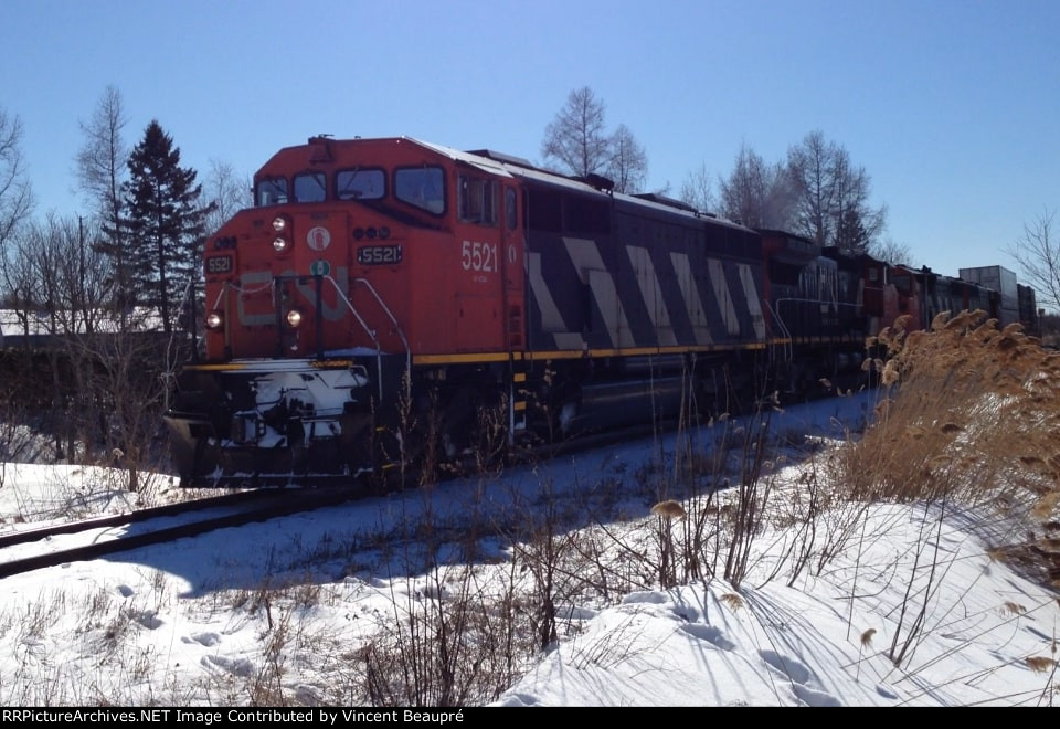 CN 5521 Leading the 120 East